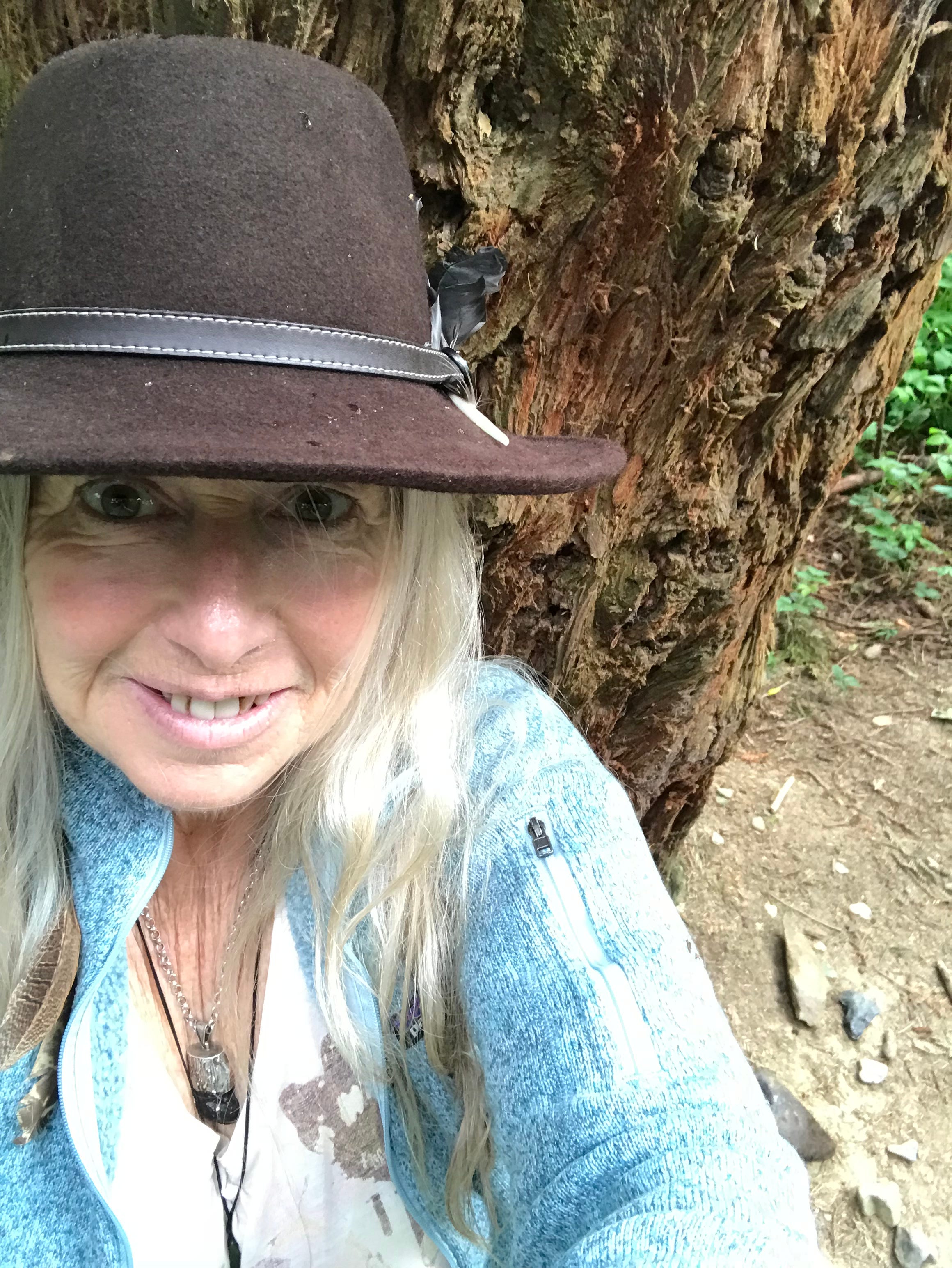 Amanda Bond – Medium