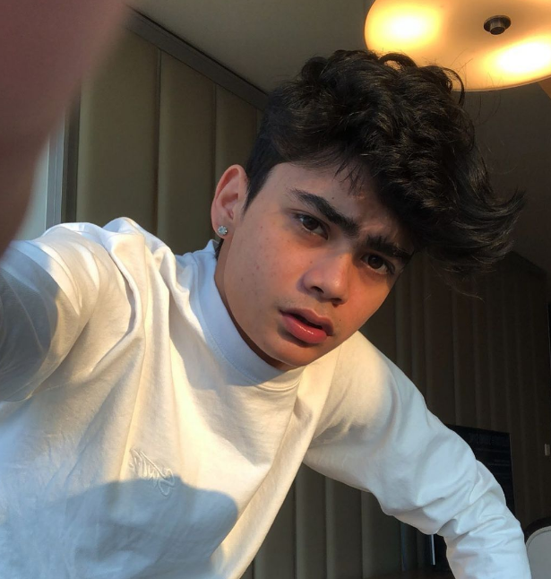 Alex Telles – Medium