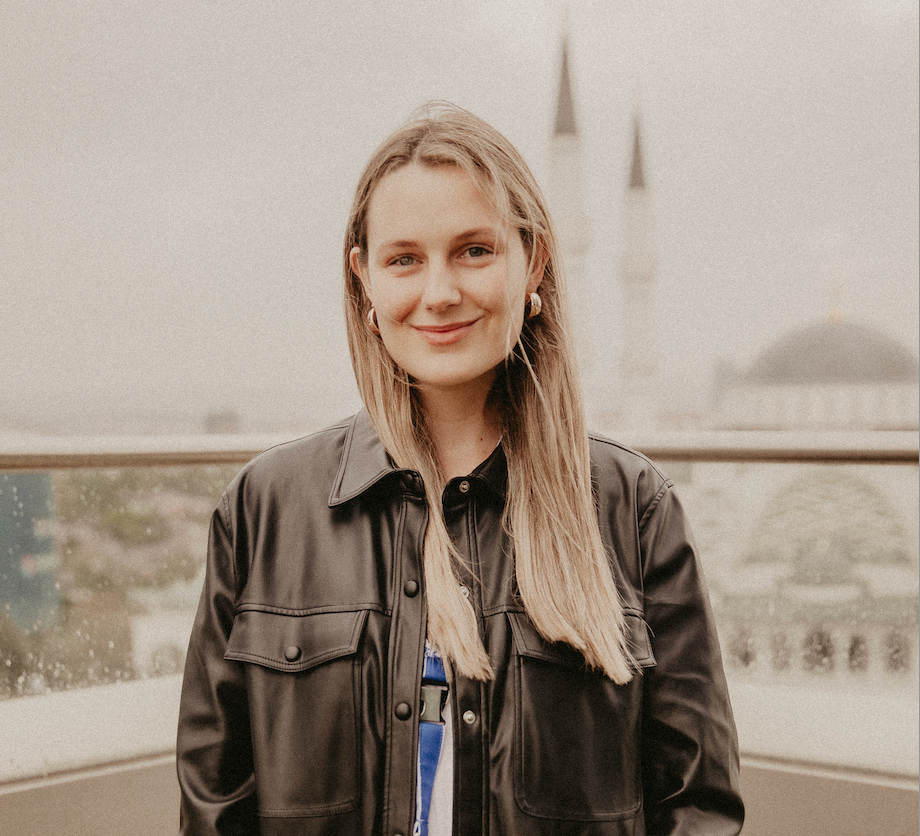 Mia Adriaens – Medium