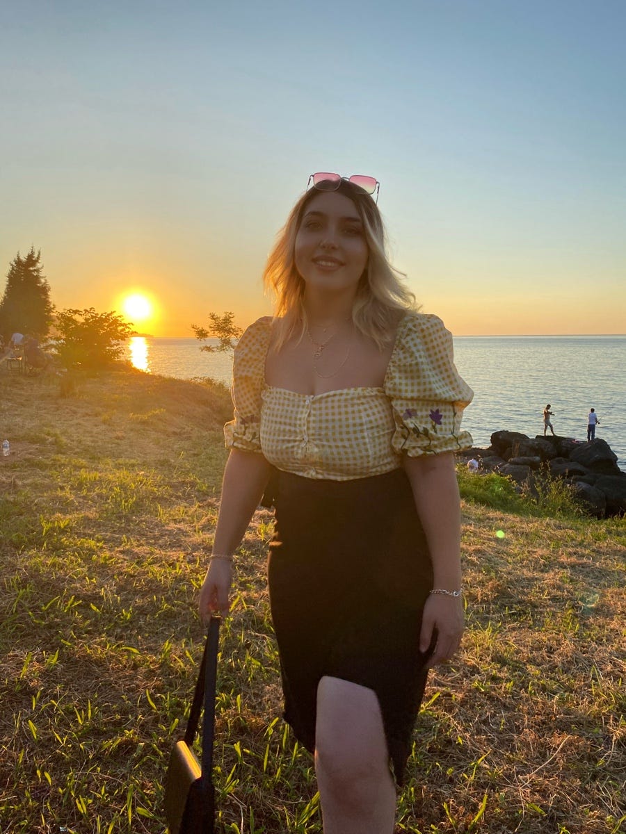 Simge Akar – Medium