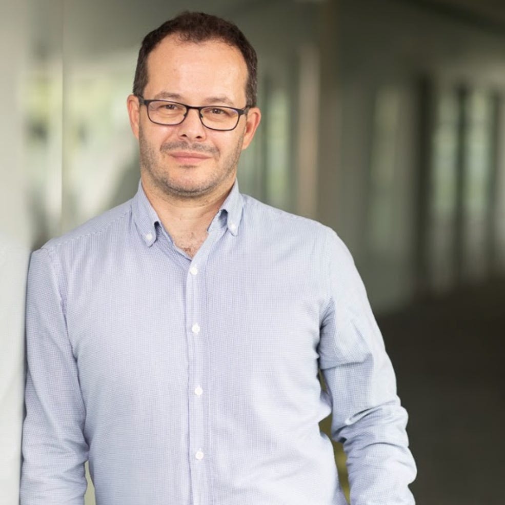 Levente Simon – Medium