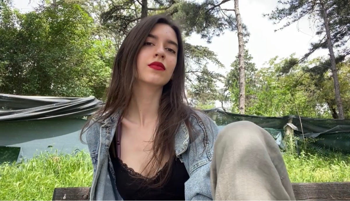 Beyza Özel – Medium