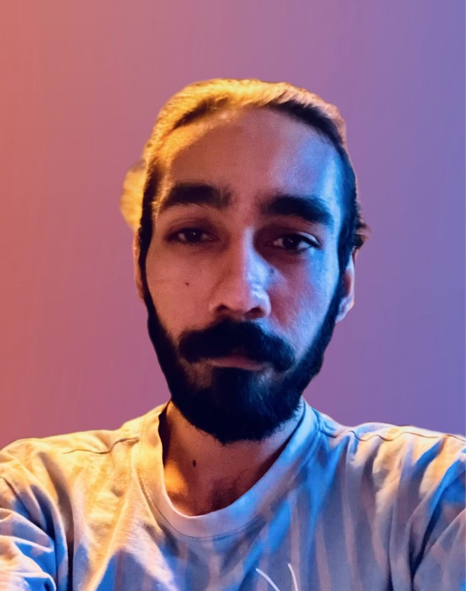 Momin Schiek – Medium