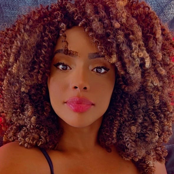 Ana Kelly Dias de Mello – Medium