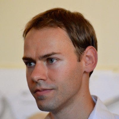 Simon Trény – Medium