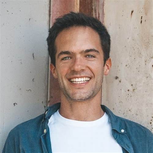 Elliot Gray – Medium
