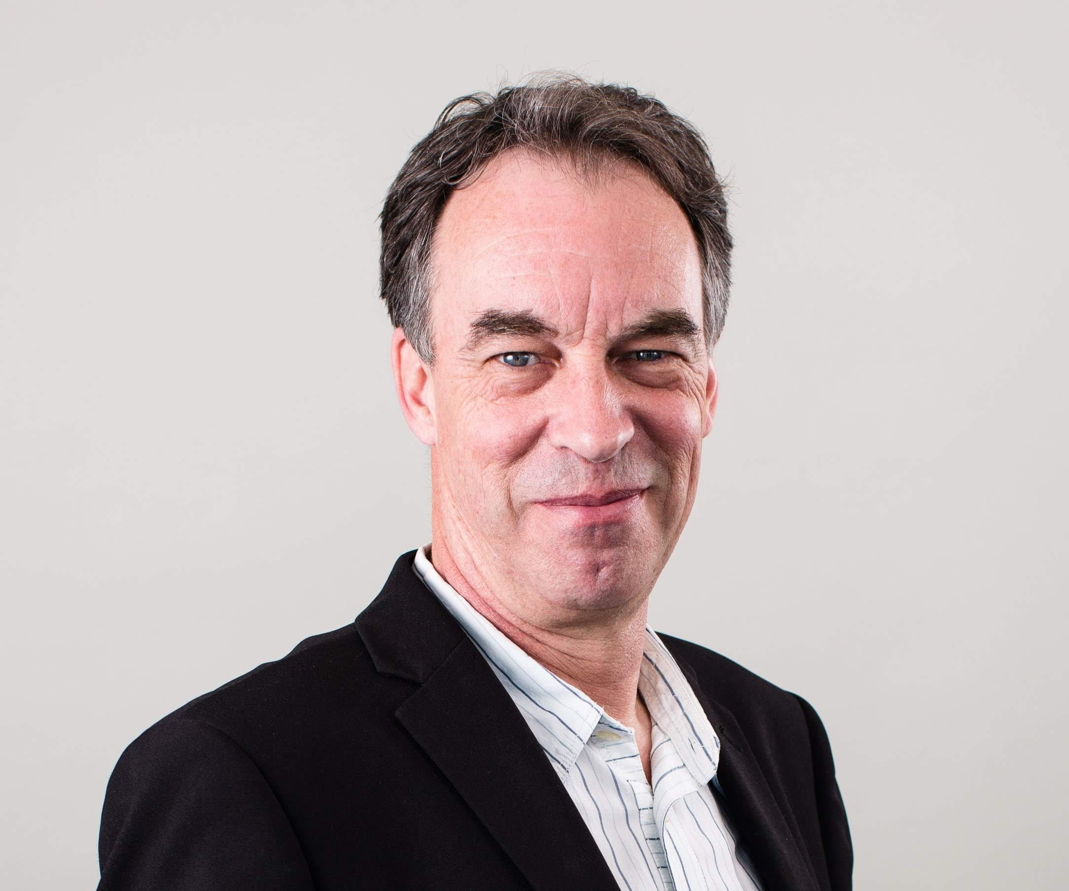 Simon Paul – Medium
