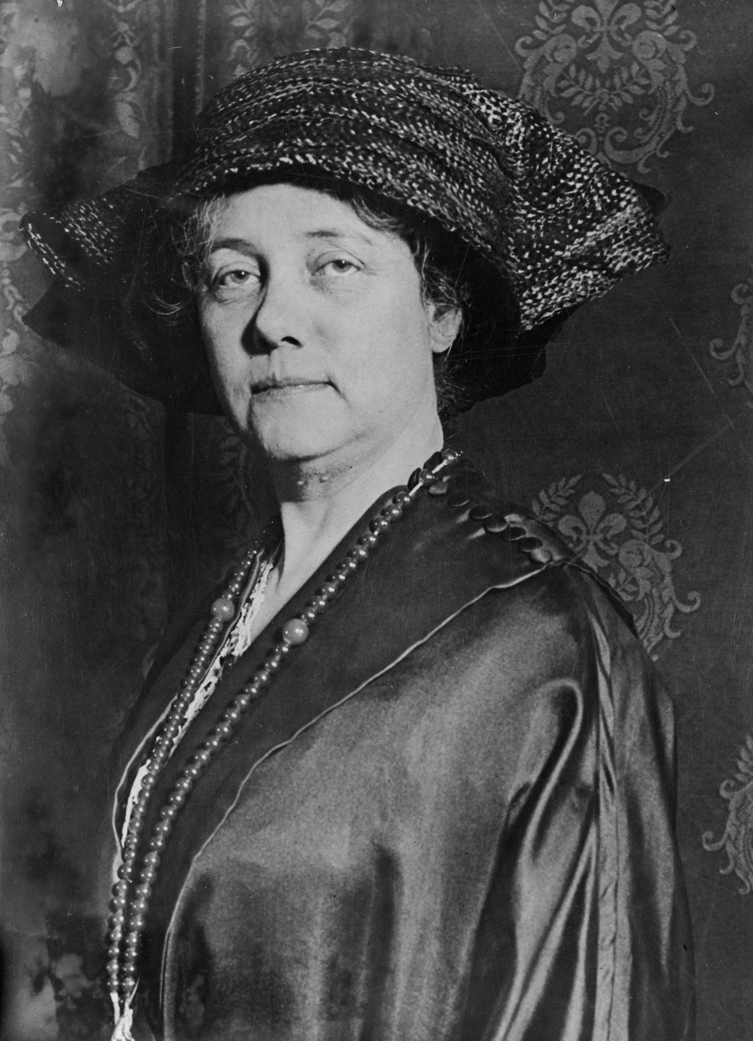 Nellie Bly – Medium