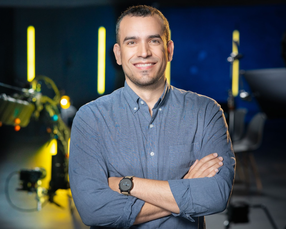 Hector D Mujica – Medium