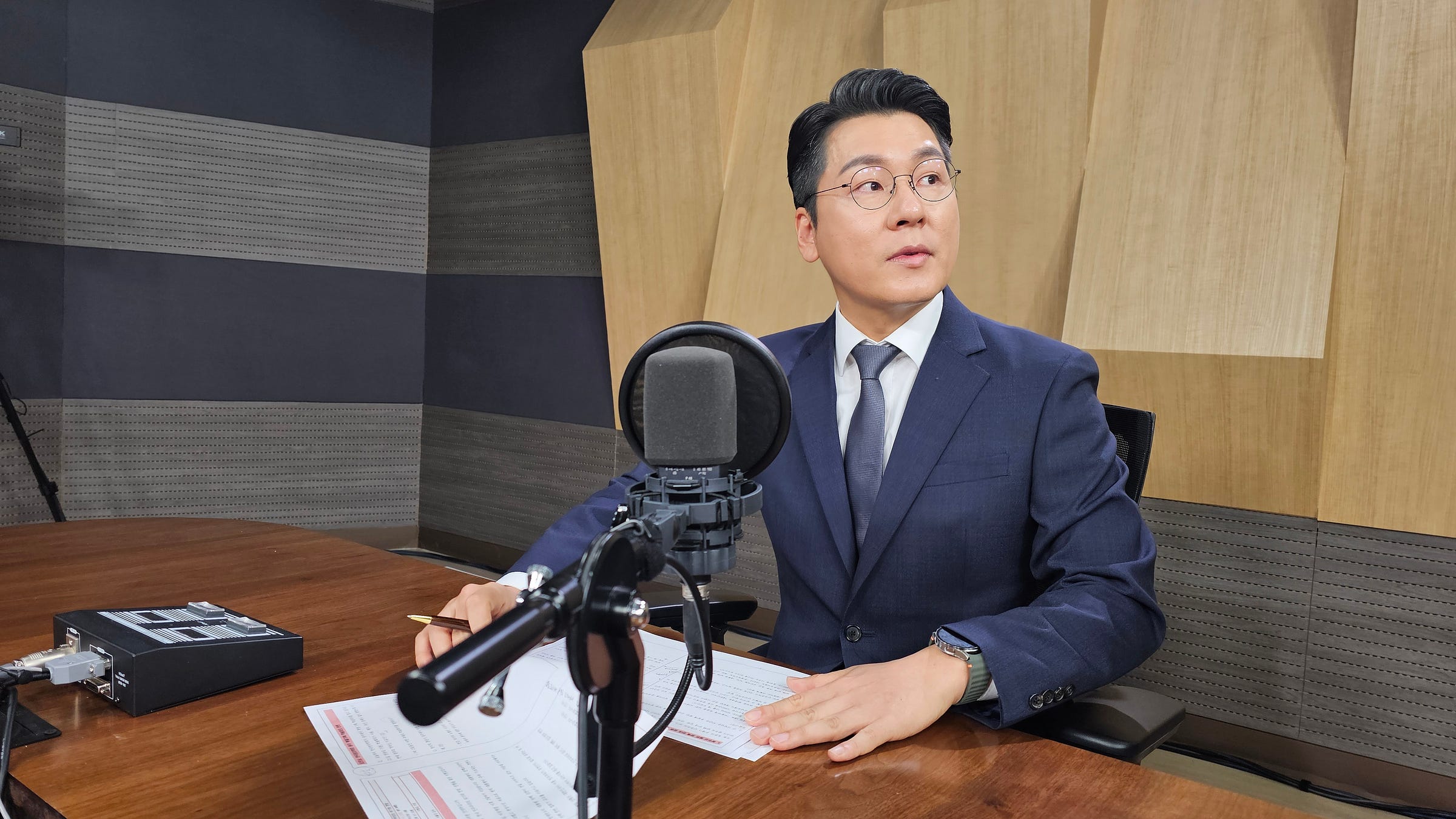 H.GIL LEE – Medium