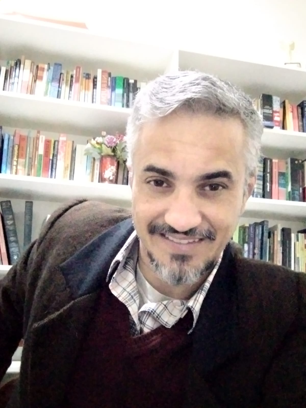 Valter Y Chanes – Medium