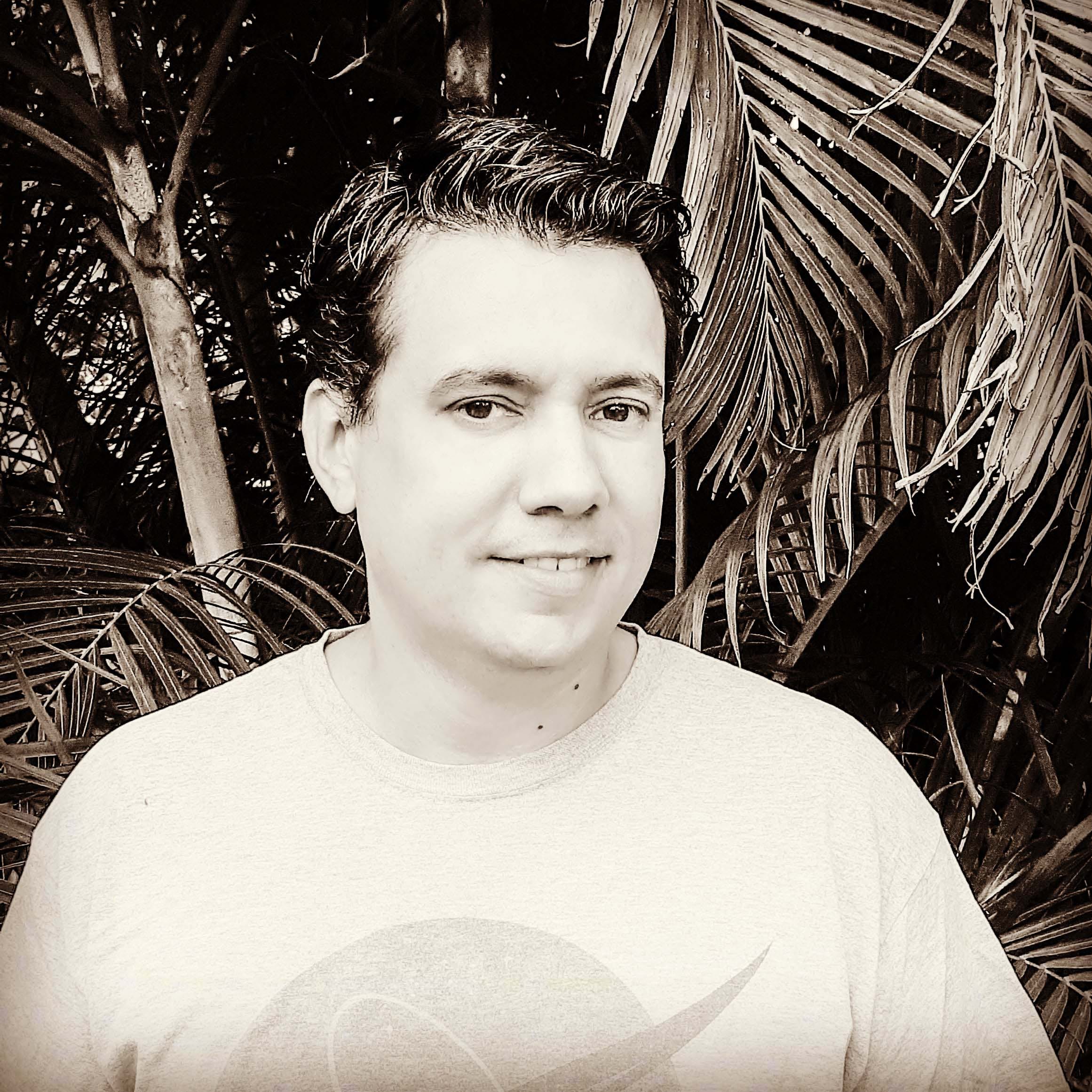 Alex Cabrera – Medium