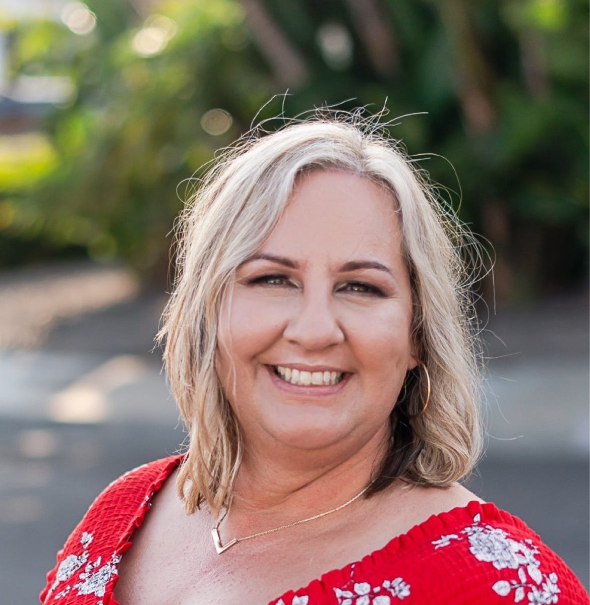 Laura Kirk – Medium