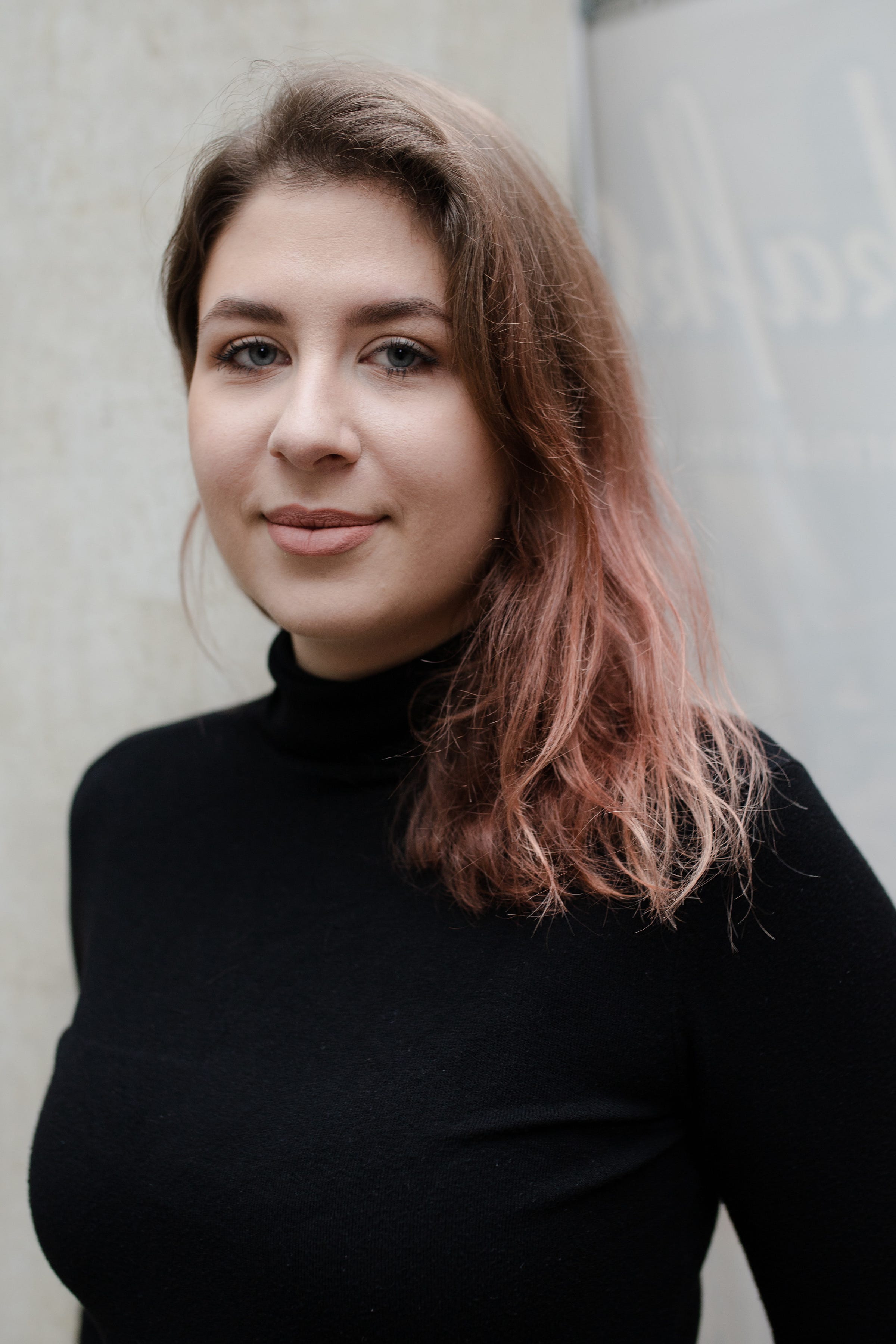 Anna Hofman – Medium