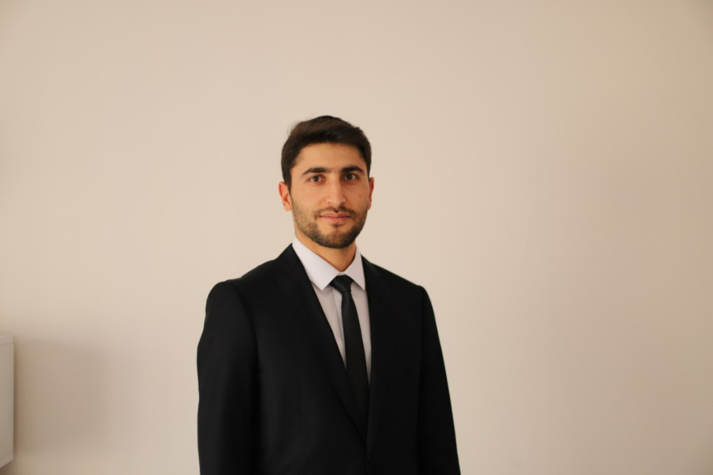 Ahmet Demir – Medium