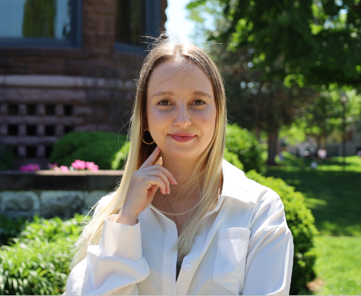 Monique Roos – Medium