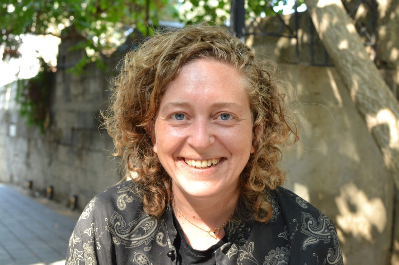 Dara Mouracade – Medium