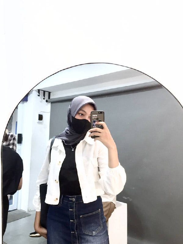 Ajeng Della – Medium