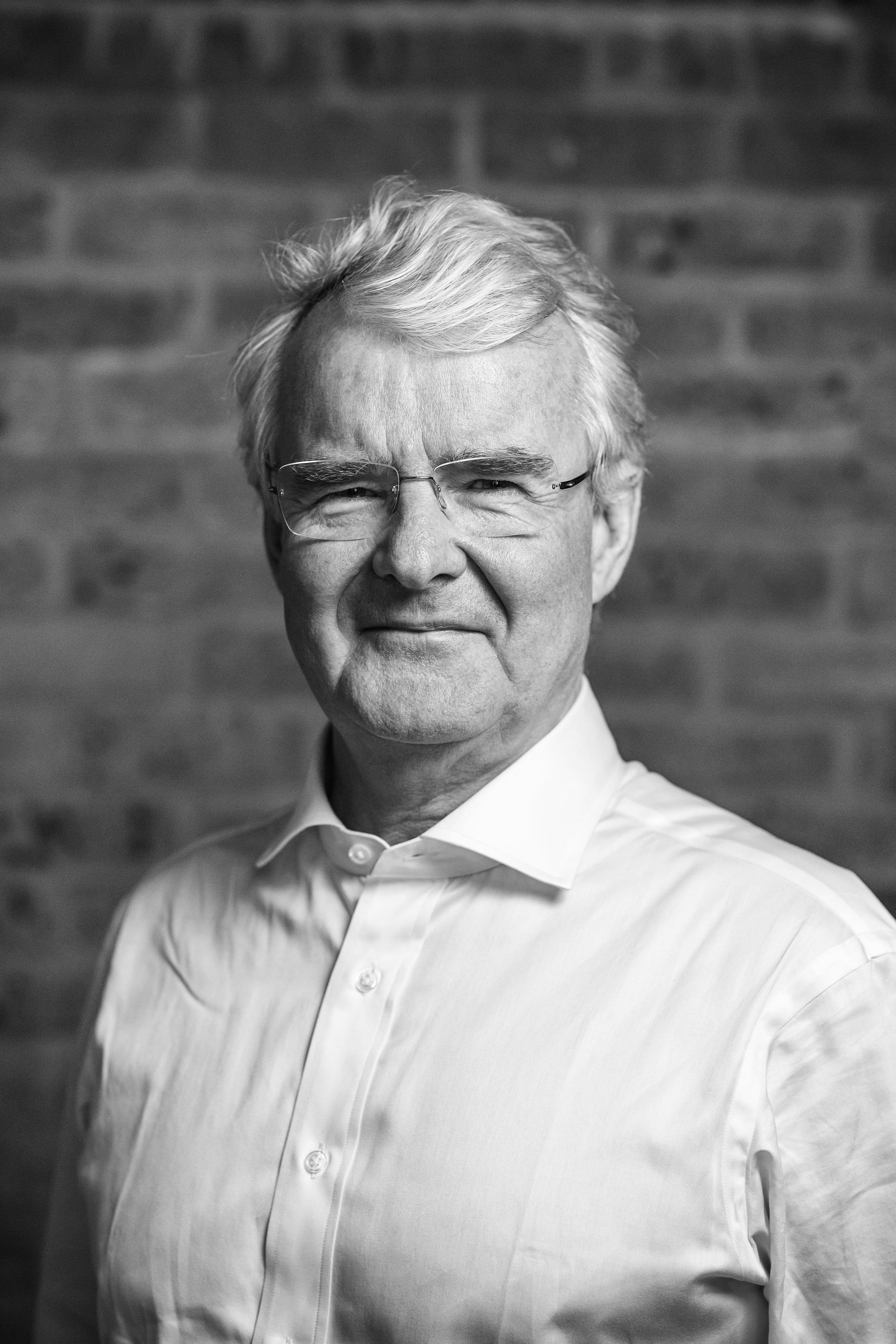 Bruce Macfarlane – Medium