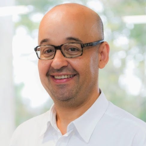 Luis Oliveira – Medium