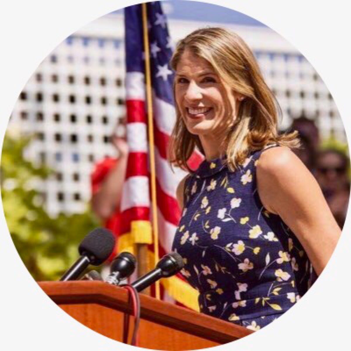 Lori Trahan – Medium