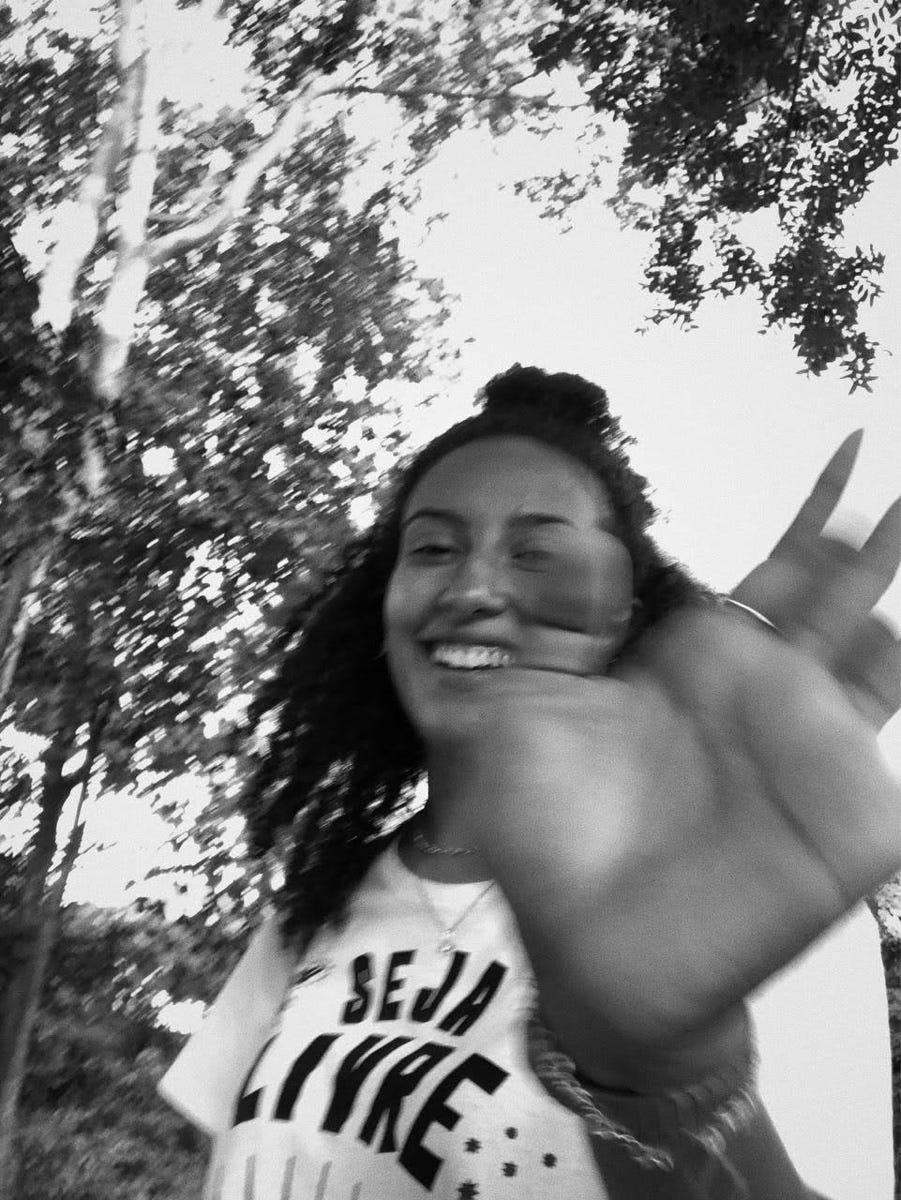 Brena Medeiros – Medium