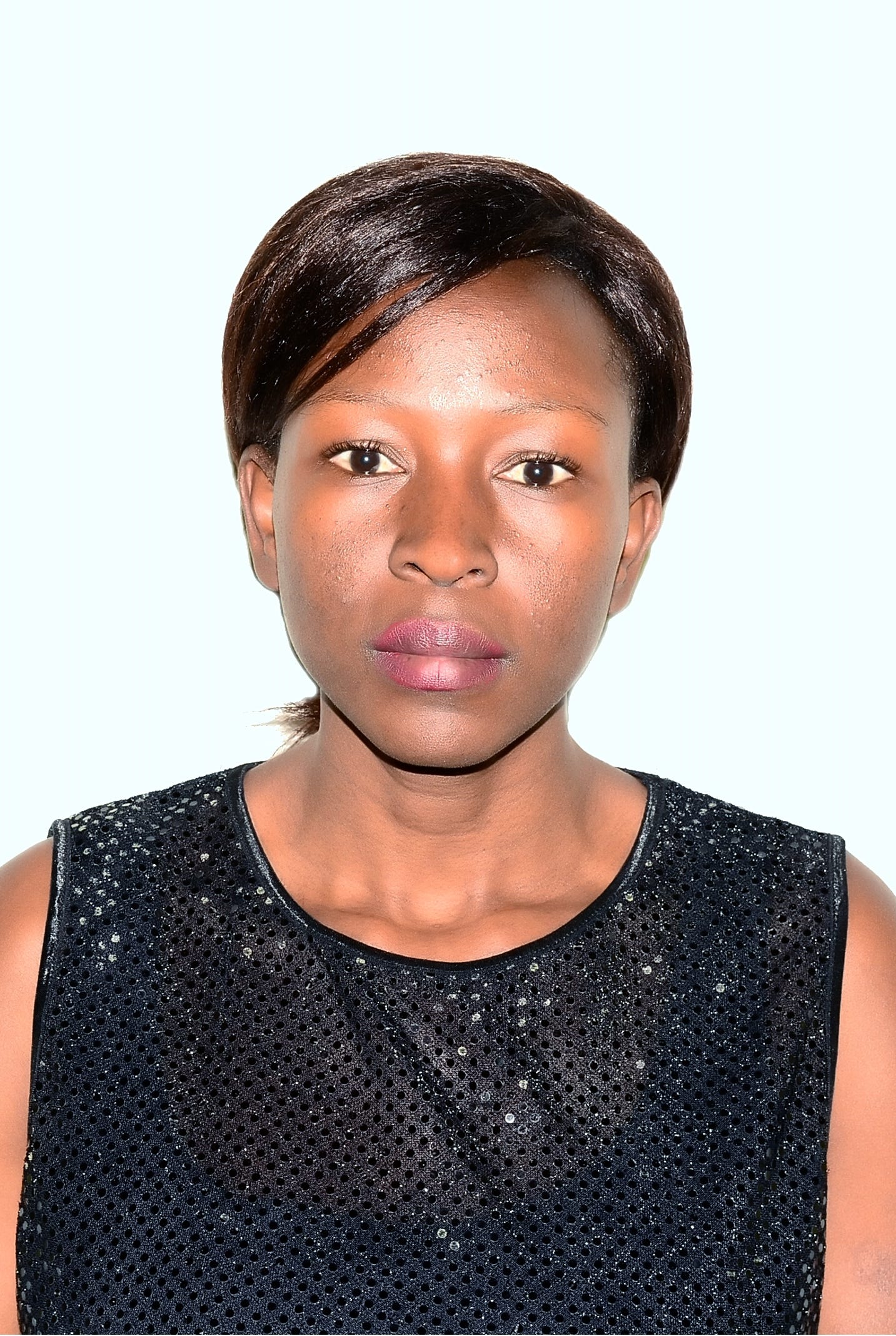 Emma Laura N Kisa – Medium