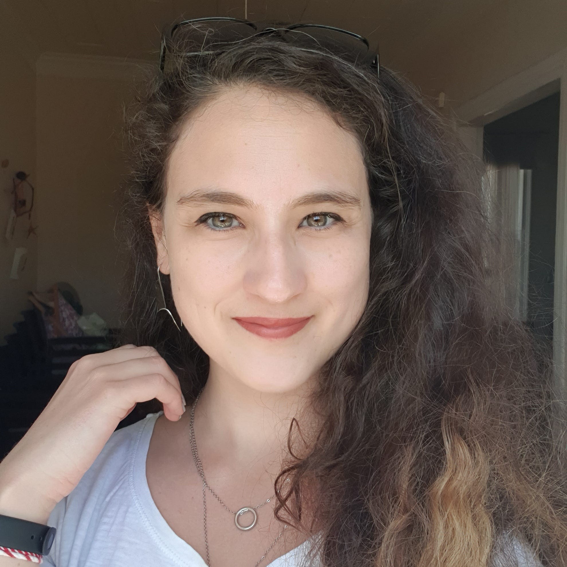 Gizem Mater – Medium