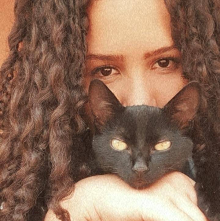 Kamila Barcelos – Medium