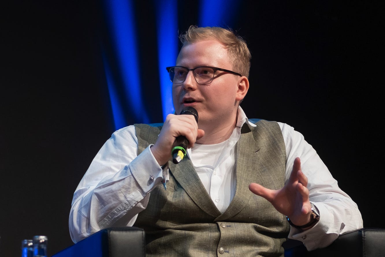 Victor Neumann – Medium