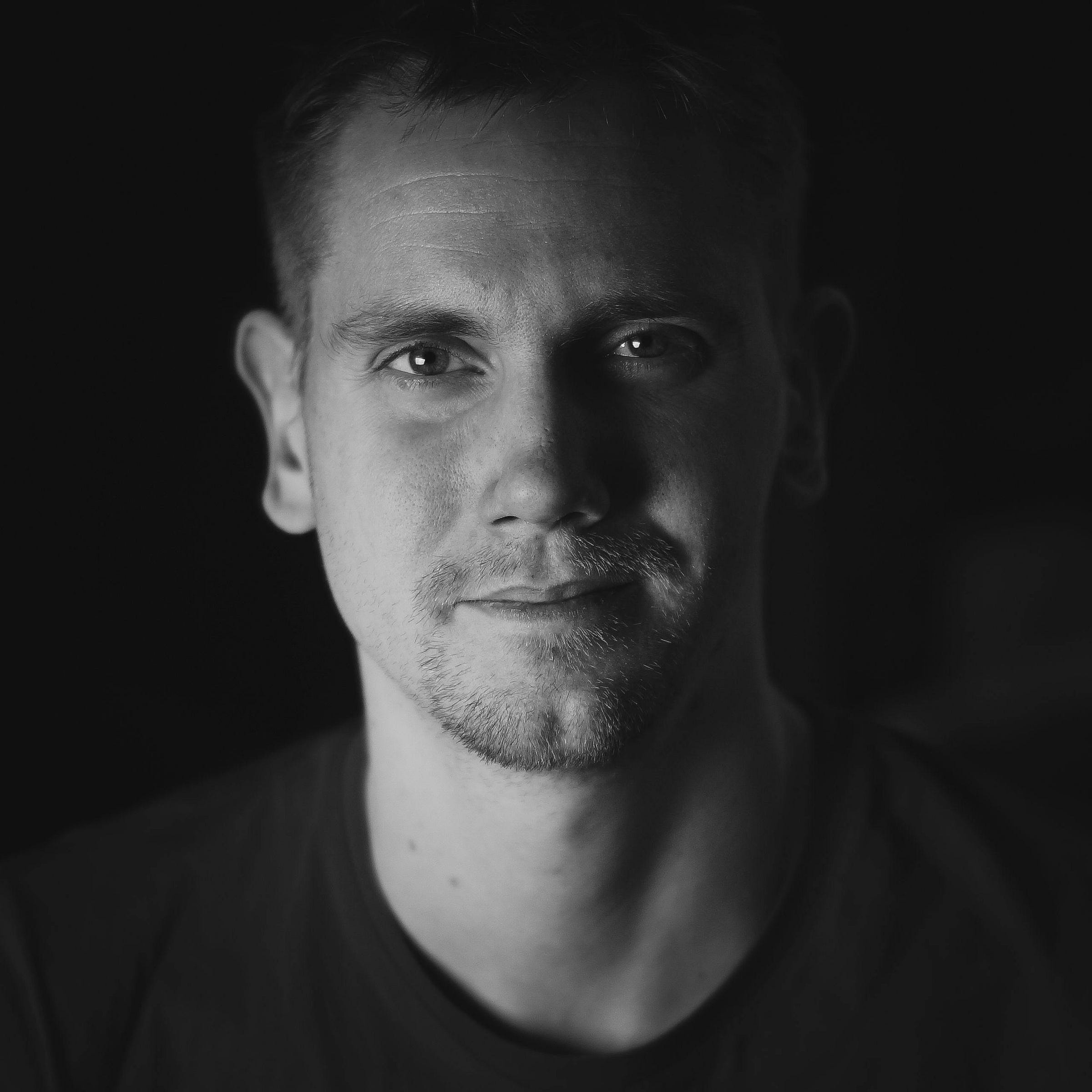 Simon McAfee – Medium