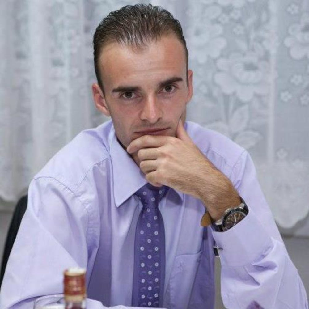Vali Dumitru – Medium