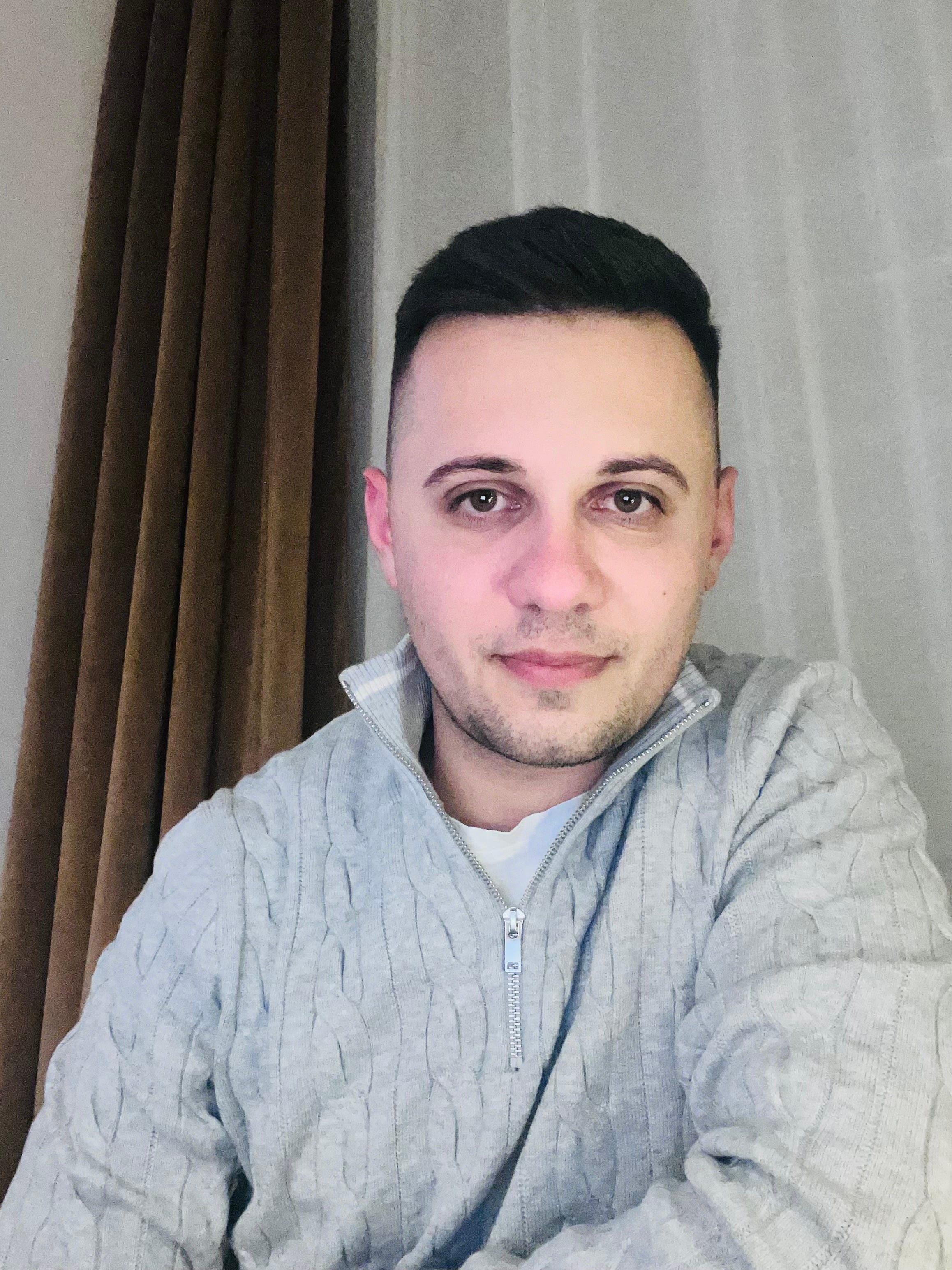 Agim Harizaj – Medium