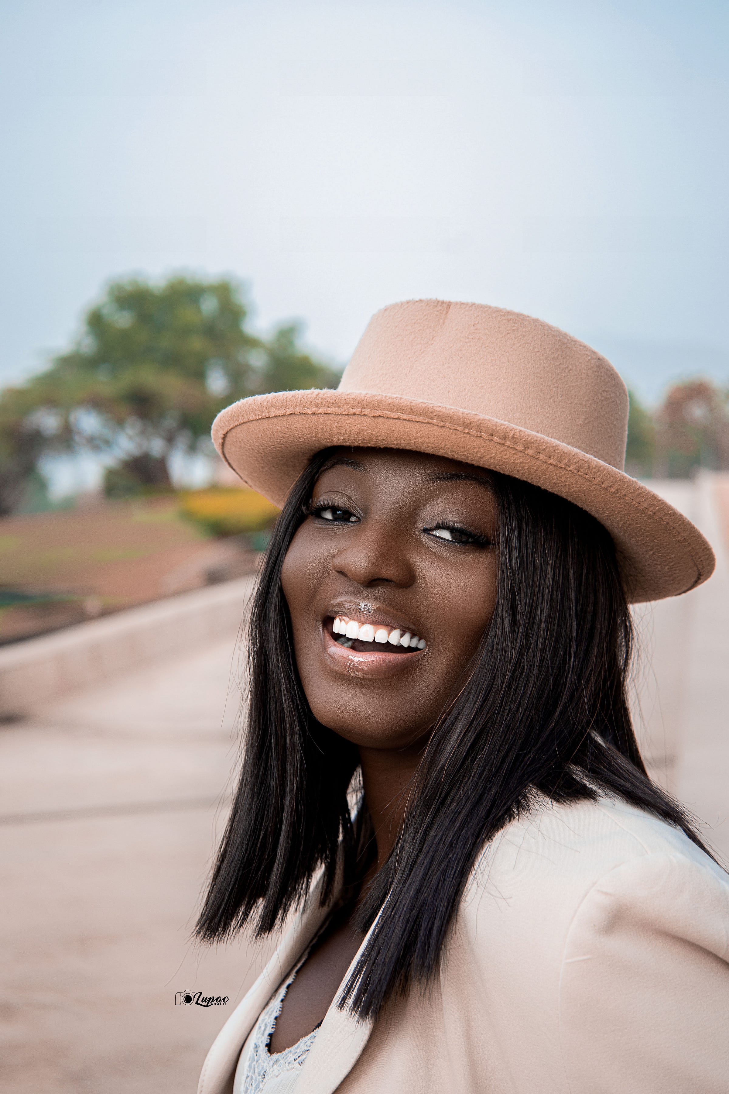Gloriaemmanuel – Medium