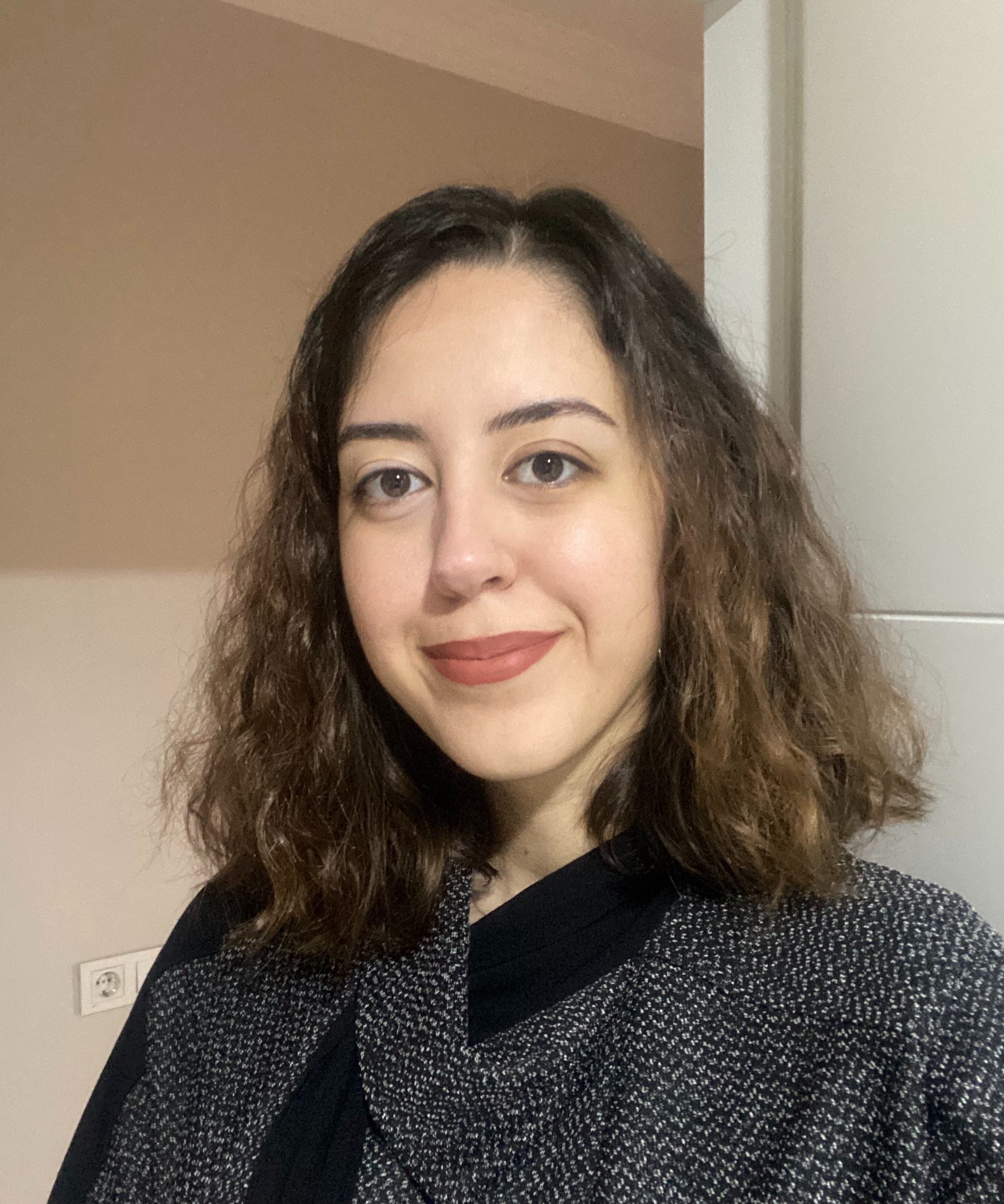Esra Avşar – Medium