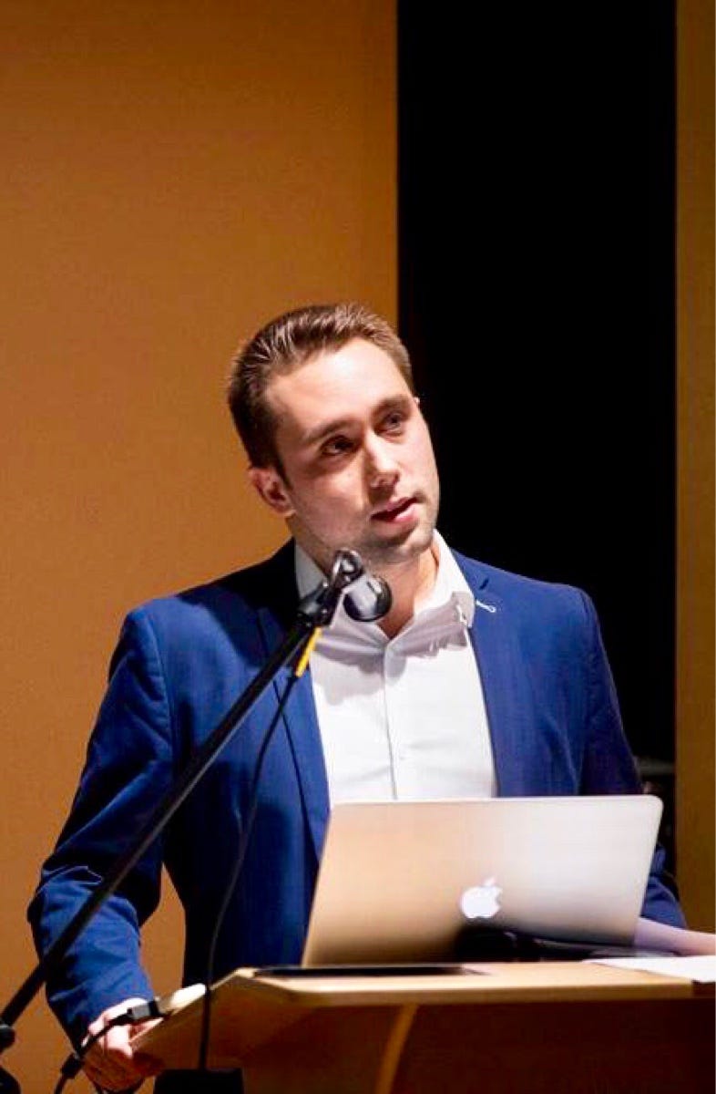 Victor Amaral de Sousa – Medium