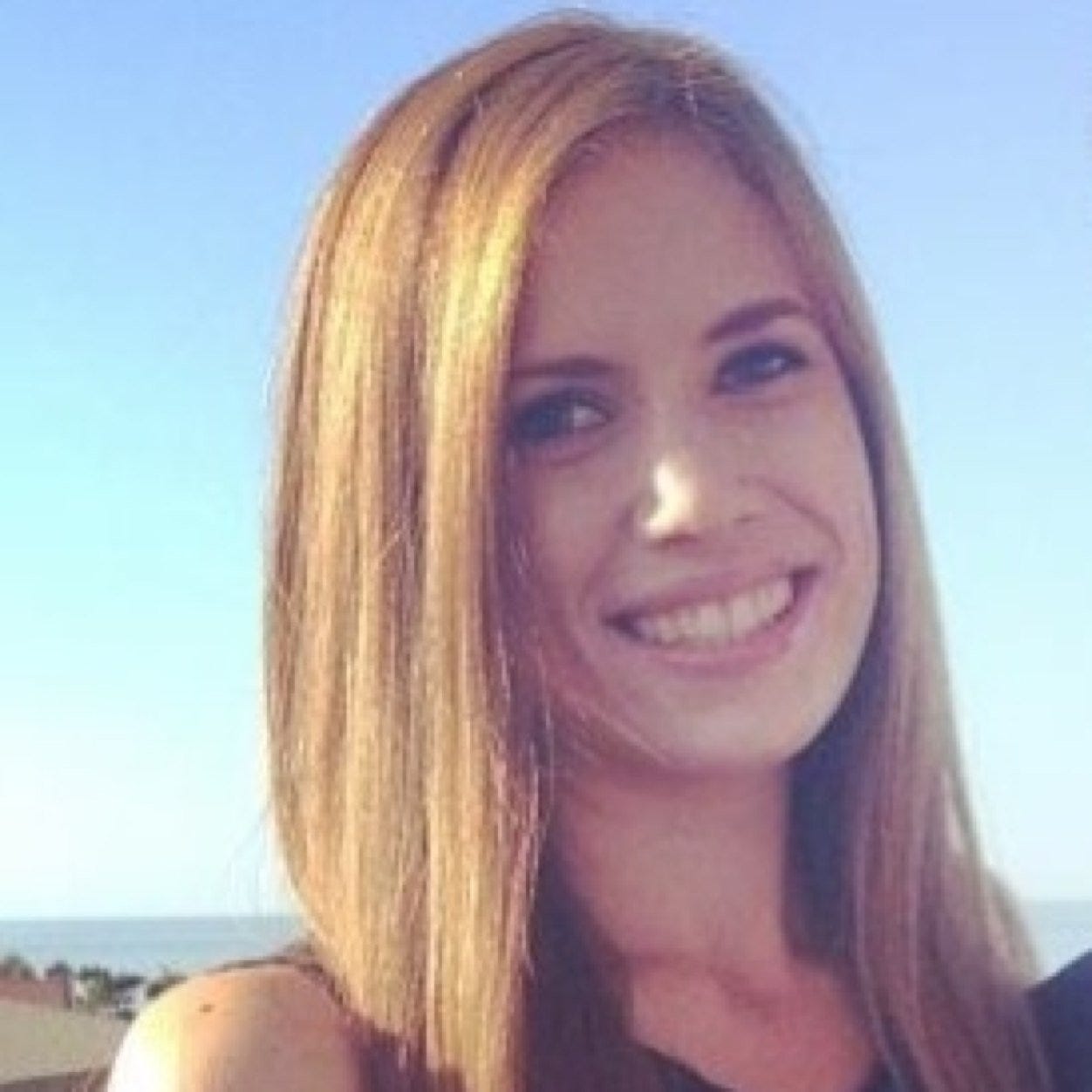 Ellie John – Medium