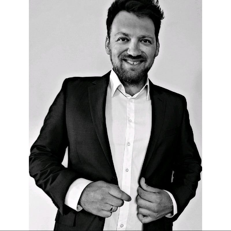 Professor Simon J. Preis, Ph.D. – Medium