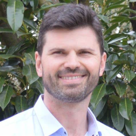 Chris Hank – Medium
