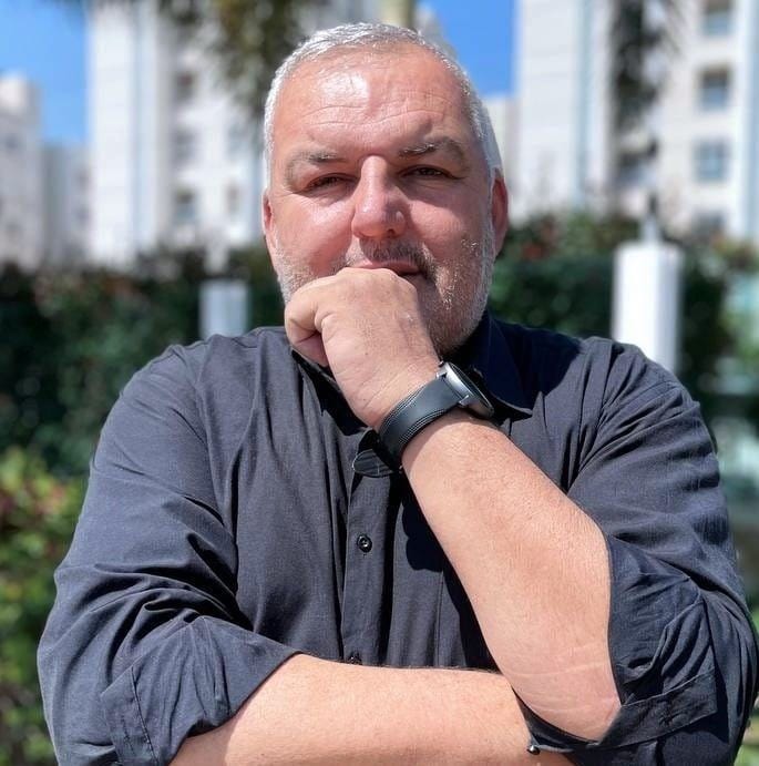 Adilson Costa – Medium