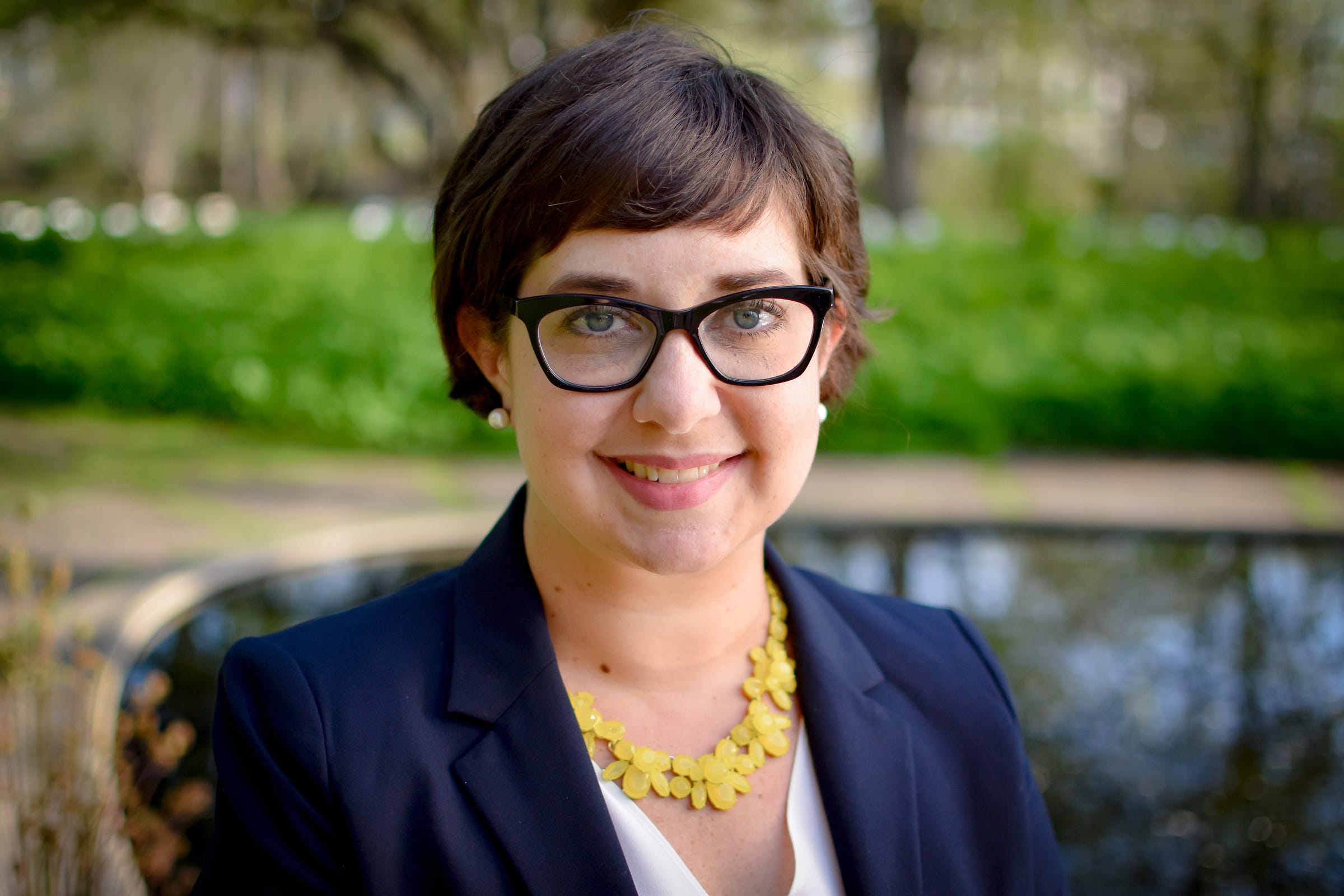 Liz Abdnour – Medium