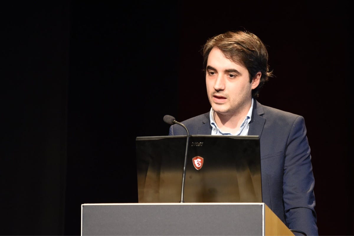 Adrian Hugo Aginagalde Llorente – Medium