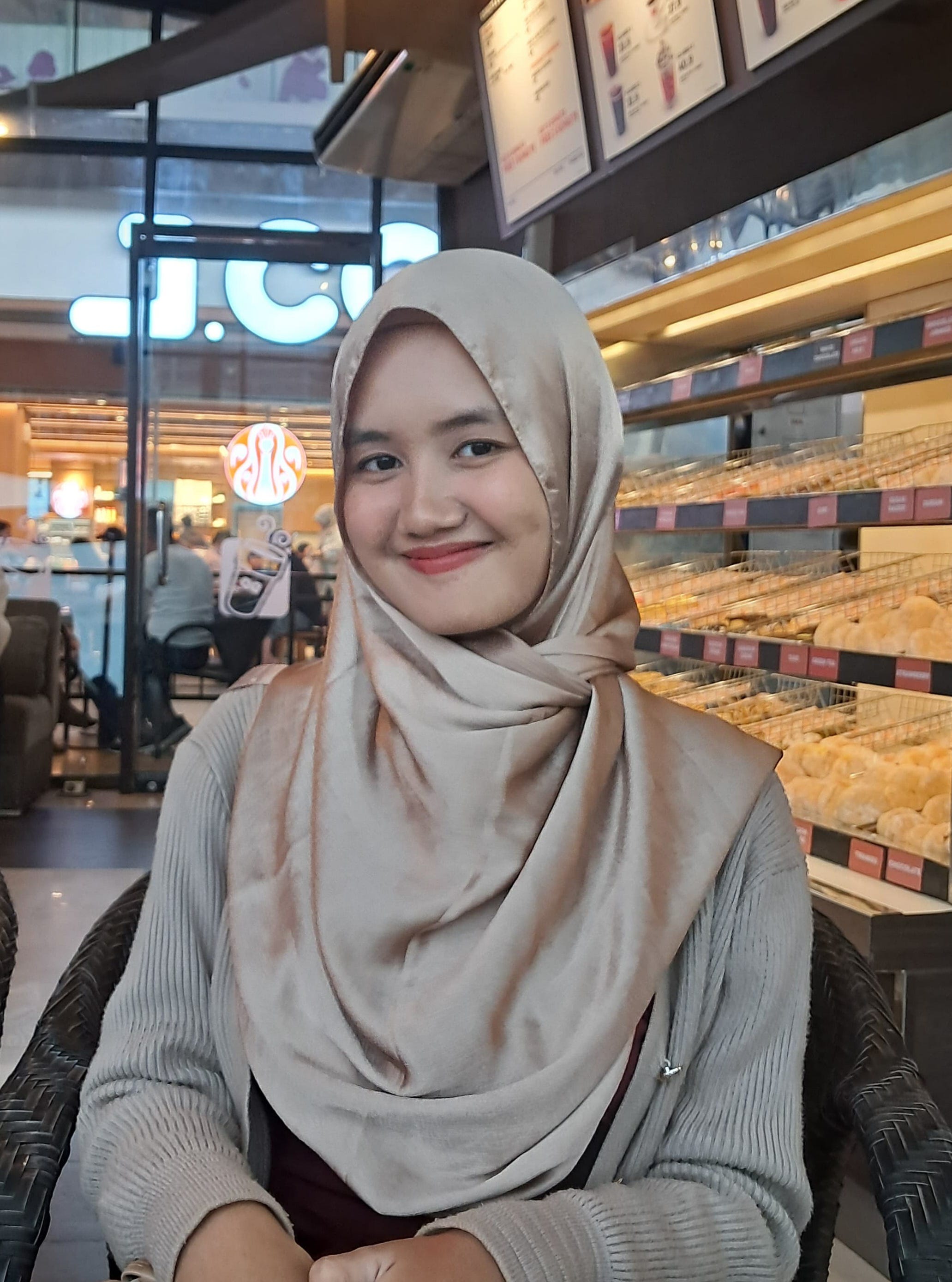 Hilya Azeeza – Medium
