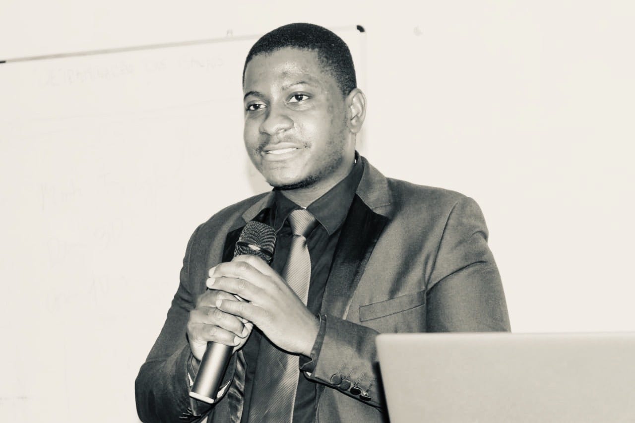 Adilson Futa – Medium