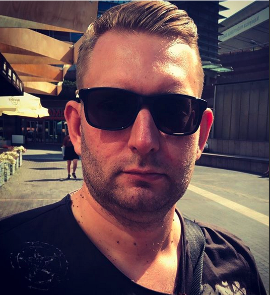 Simon Piekarz – Medium Simon Piekarz – Medium