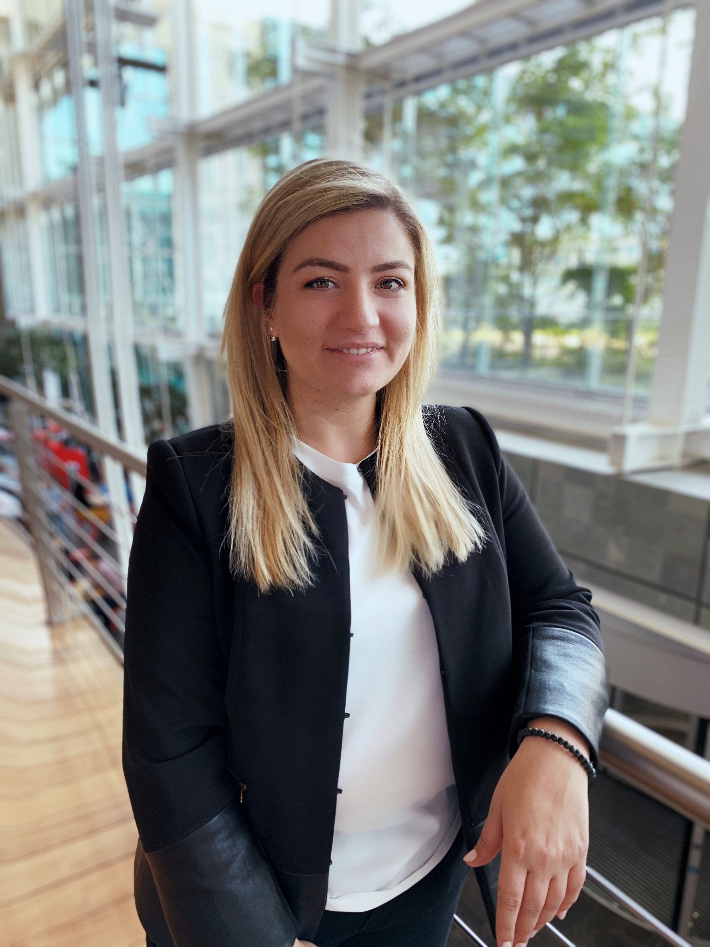 Ina Zekaj – Medium
