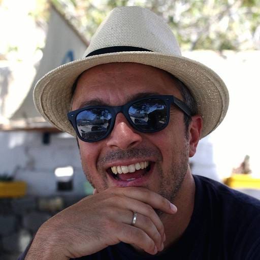 Akis Apostoliadis – Medium