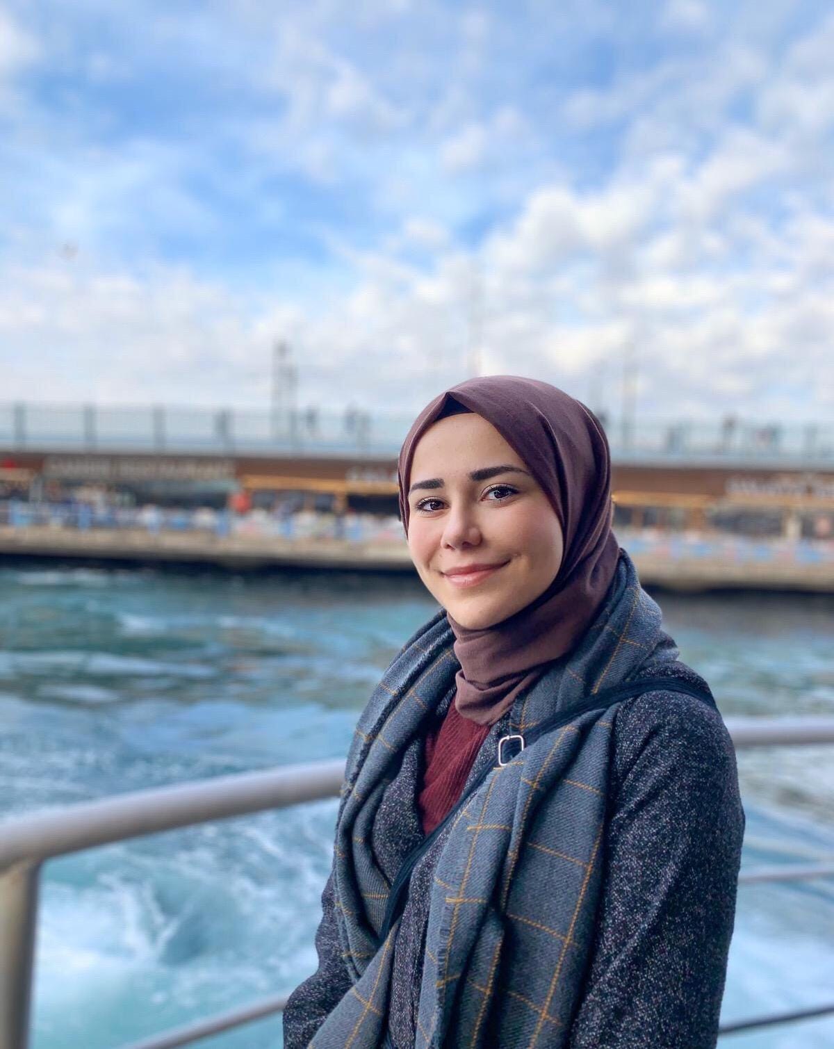 Esra Karaş – Medium