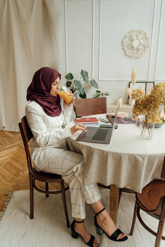 Spiritual Life Coach Verses Therapy | by Londoneralia Alia Islam | Medium
