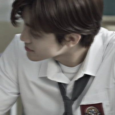 #2 Biru. Hari itu cerah, langit tampak berwarna… | by nayelloovvie | Medium